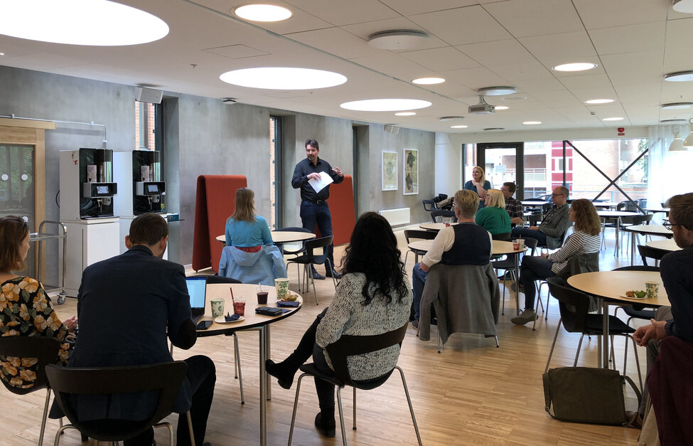 Alumnfrukost med Johan Wester – "En del kallar mig för komiker, men jag ...