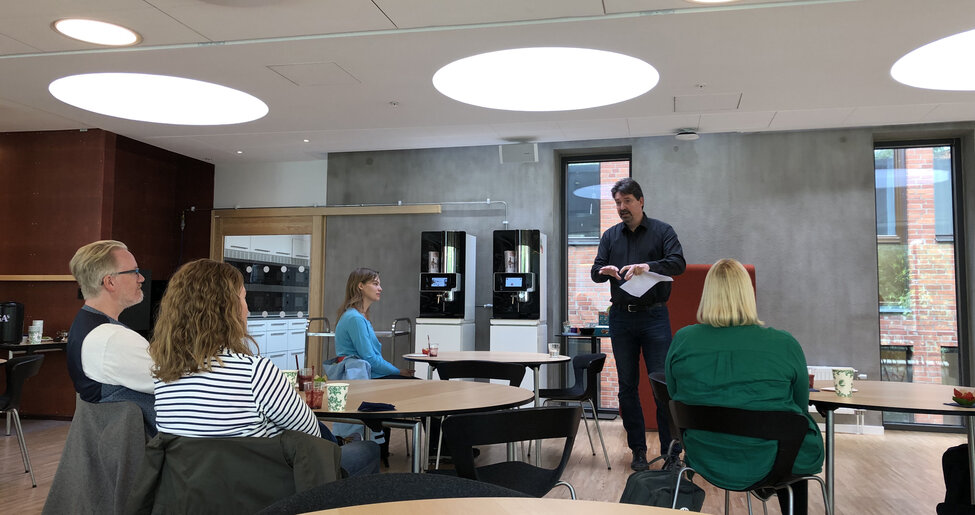 Alumnfrukost med Johan Wester – "En del kallar mig för komiker, men jag ...